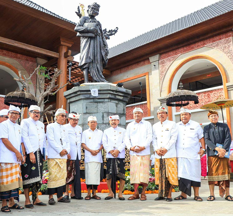 Resmikan Pasar Rakyat Tematik Wisata Ubud, Gubernur Koster Tandatangani ...