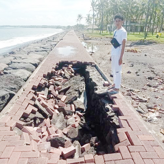 Baru Dibangun, Tanggul Abrasi Pantai Lepang Ambrol, Warga Minta Tim ...