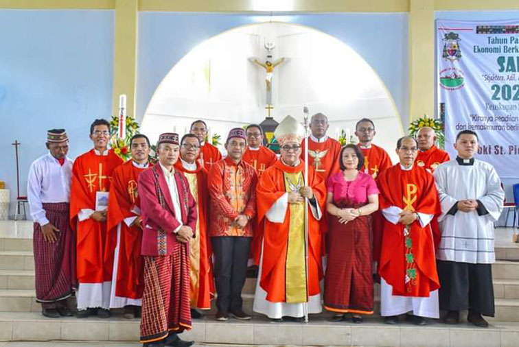 Uskup Ruteng Resmikan Tempat Ibadat (Kapela) St Petrus Kole - PATROLIPOST