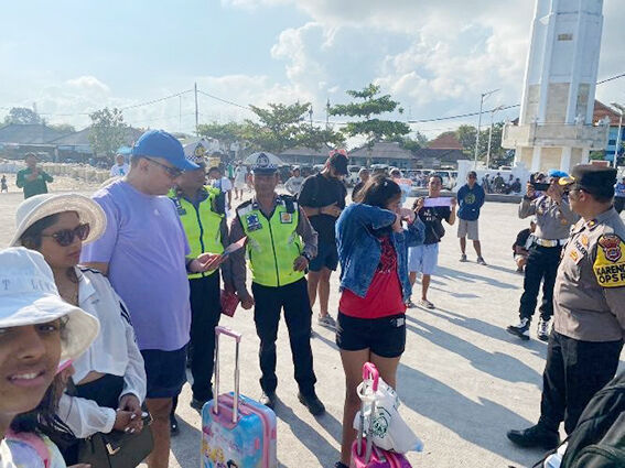 Kabag Ops Pimpin Pemberian Brosur Kepada WNA dan Masyarakat di Sekitar ...