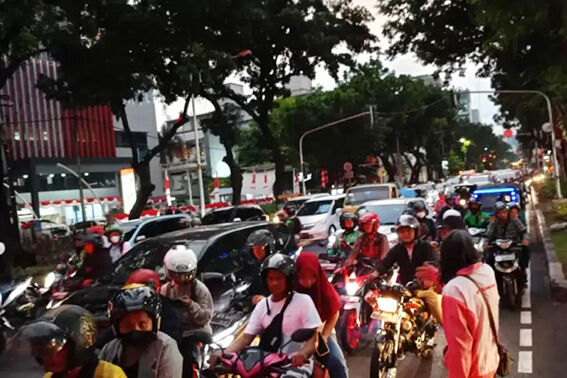 Hari Pertama WFH ASN di Jakarta, Pulang Kantor Tetap Padat, Macet ...