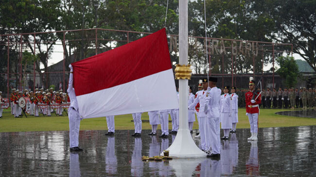 Berlangsung di Tengah Guyuran Hujan, Peserta Upacara HUT RI di Bangli Tetap Bertahan - PATROLIPOST