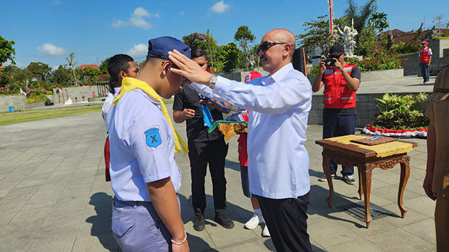 Peringati HUT PMI, Wayan Diar Lantik PMR se-Bangli - PATROLIPOST