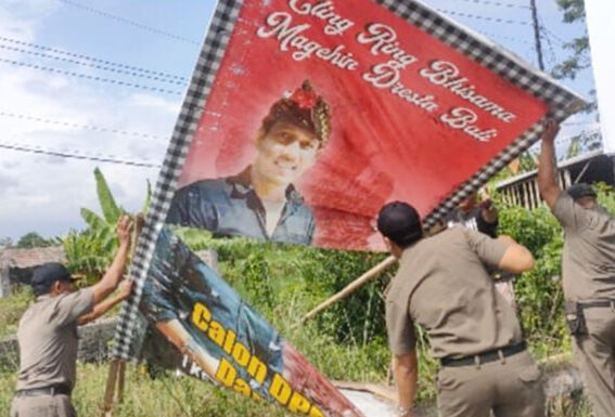 Satpol PP Klungkung Copot Baliho Parpol dan Caleg Tak Berizin - PATROLIPOST