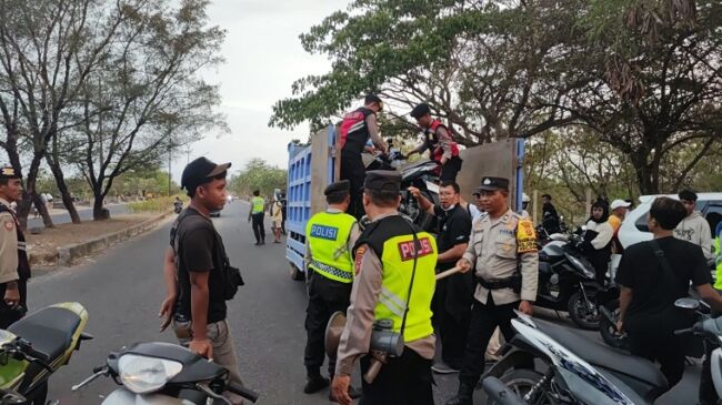 Razia Kendaraan Bermotor di Serangan, Polisi Tilang 120 Sepeda Motor ...
