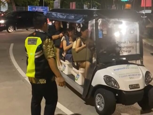 Akses Jalan Bandara Ngurah Rai Macet Total, Wisatawan Jalan Kaki ...