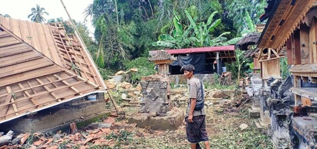 Beringin Tumbang Hancurkan Merajan Dadia Dewa Sidan dan Rumah Warga di ...