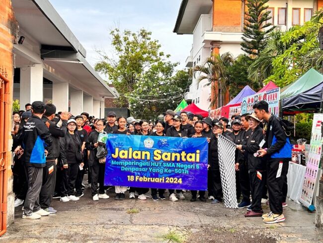 Rangkaian Peringatan HUT Ke-50, SMA Negeri 5 Denpasar Gelar Jalan Santai - PATROLIPOST