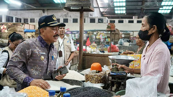 Pj Bupati Jendrika Monitoring Harga Pangan di Pasar Galiran - PATROLIPOST