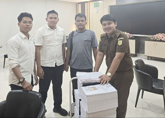 Ini Dia, Penampakan Tumpukan Berkas Perkara Siskaeee di Kasus Film Porno - PATROLIPOST