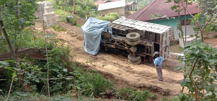 Truk Pengangkut Bahan Bangunan SDI Golo Wunis Terguling, Masyarakat ...