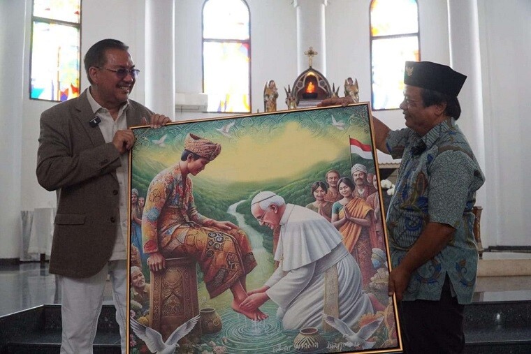 Lukisan Paus Fransiskus Mencuci Kaki Rakyat Indonesia Diserahkan ke ...
